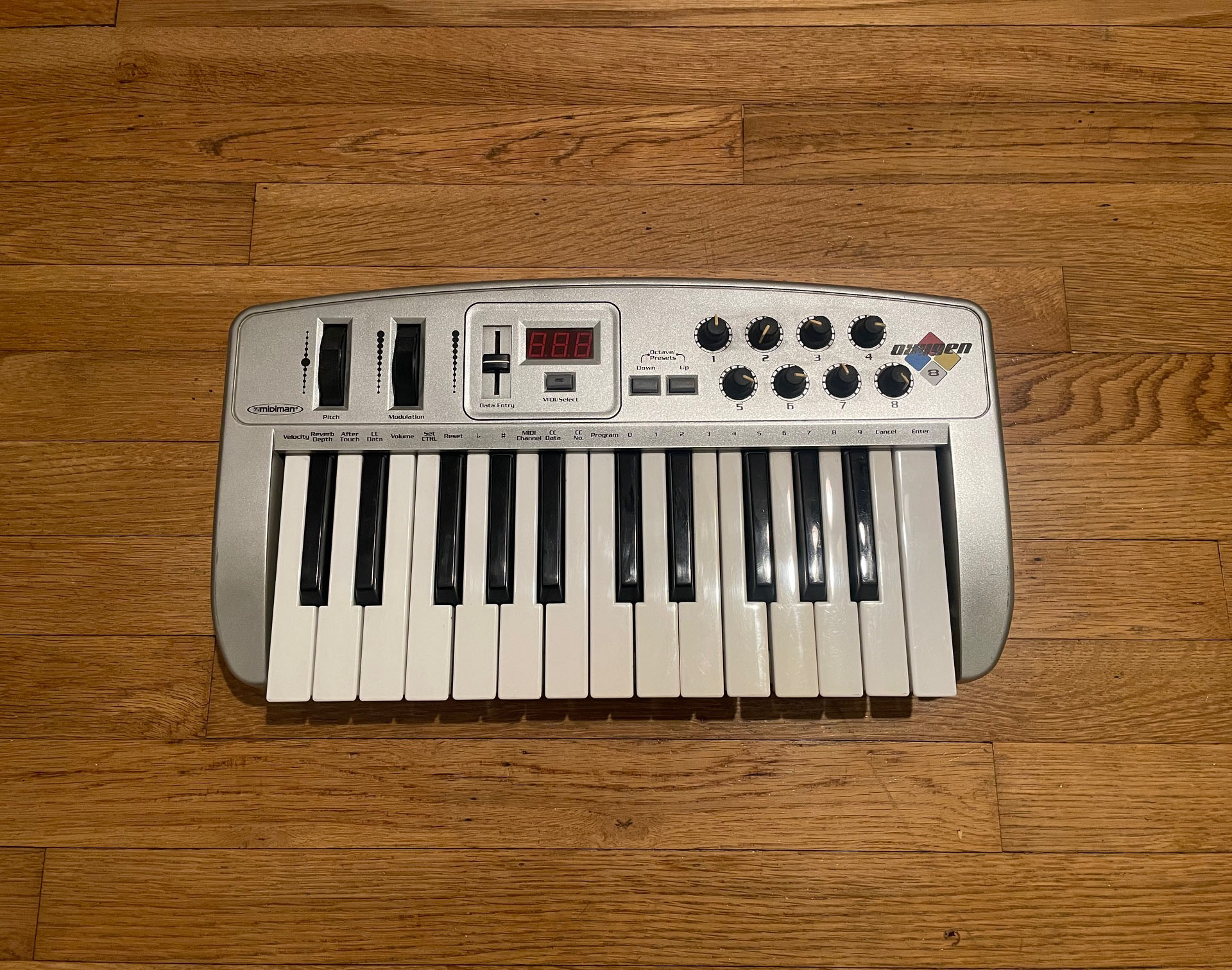 M-Audio Oxygen 8 (V1) photo gallery - Syntaur